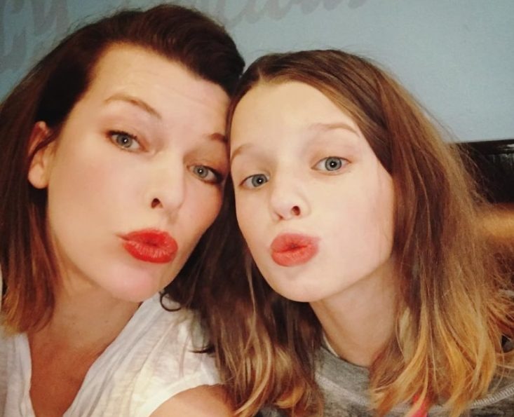 Sie ist eine echte Kopie von Milla Jovovich: Die älteste Tochter der ...